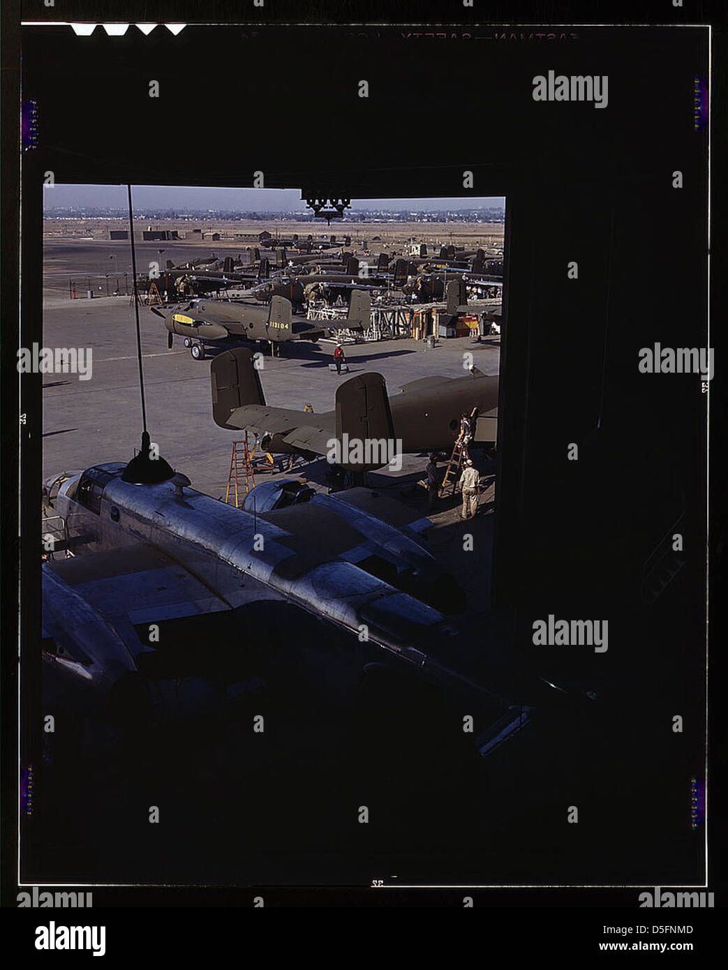 Us war plane assembly line hi-res stock photography and images - Alamy