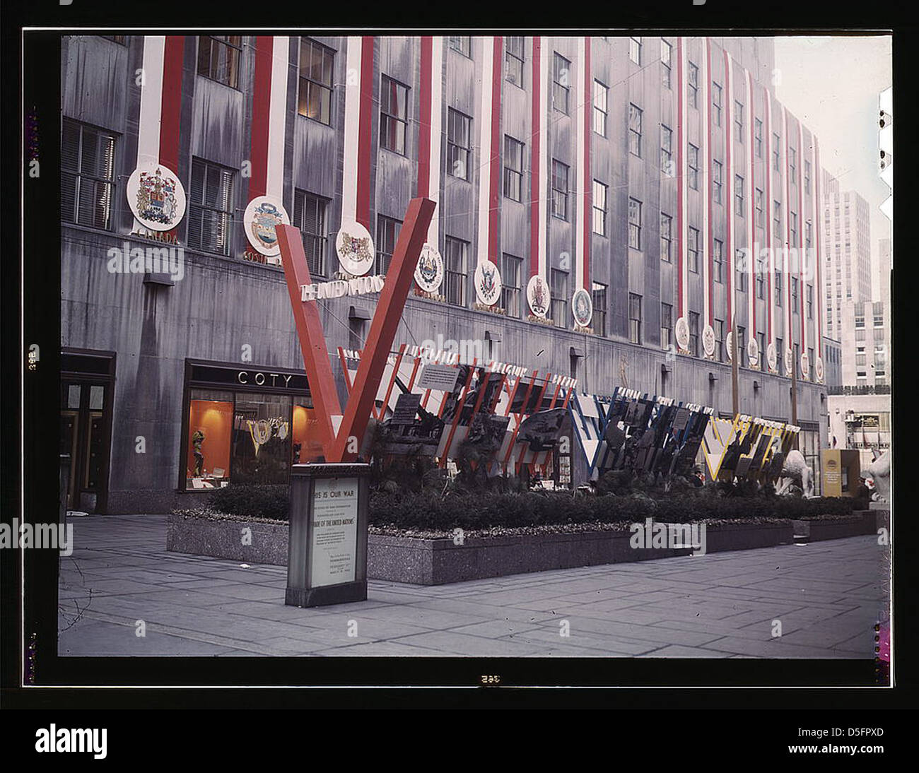 Rockefeller plaza 1940s hi-res stock photography and images - Alamy