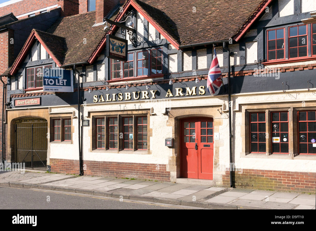 Empty closed down pub let hi-res stock photography and images - Alamy