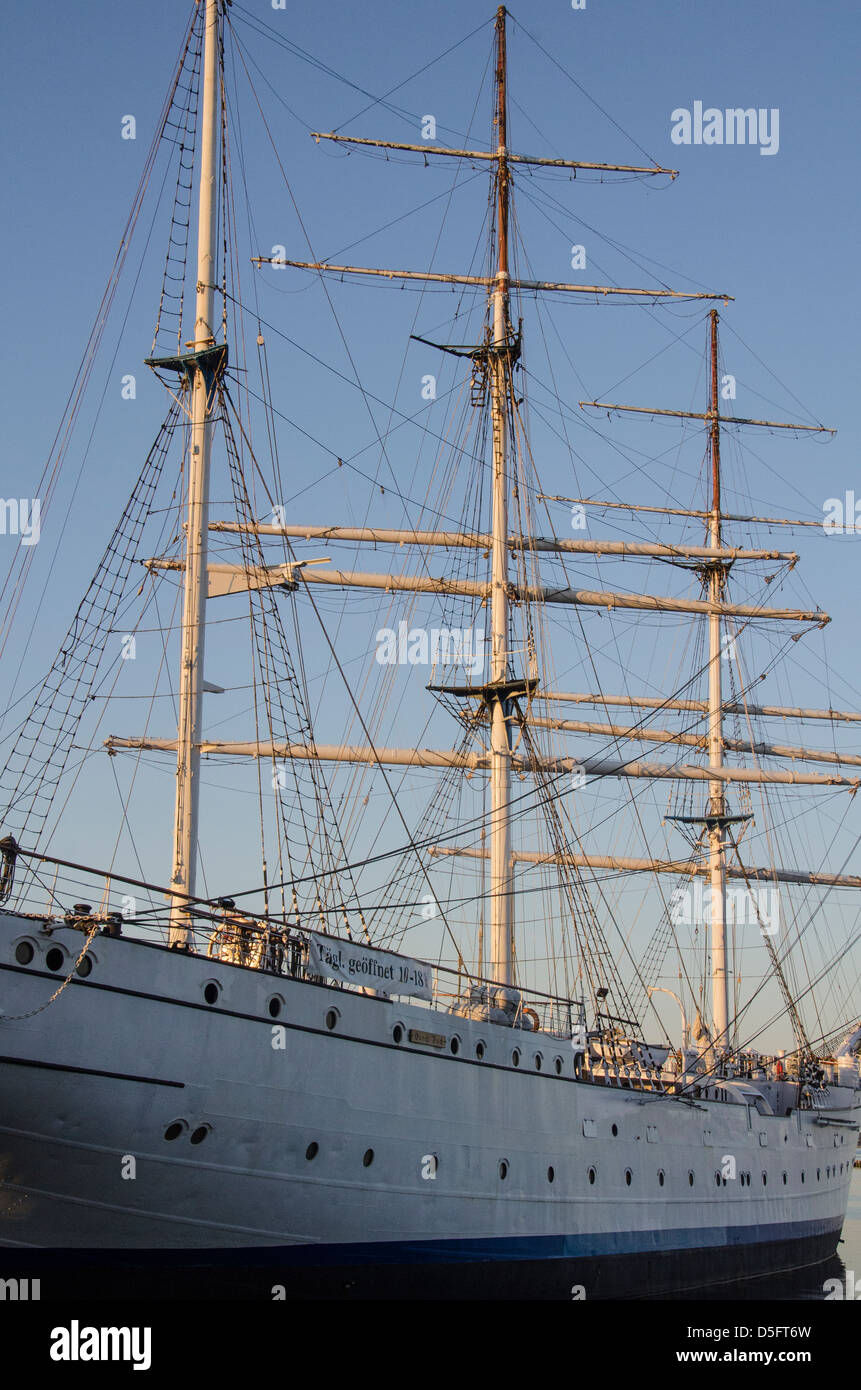 Big masts against a blue sky. Big sail ship Stock Photo - Alamy