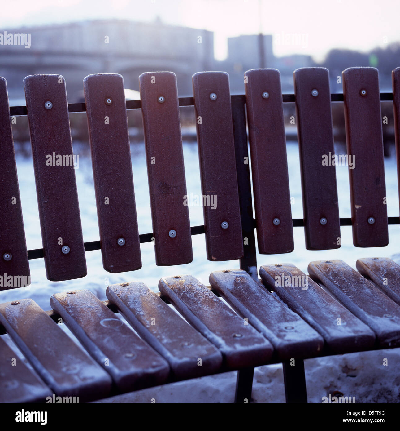 Frozen bench hi-res stock photography and images - Alamy