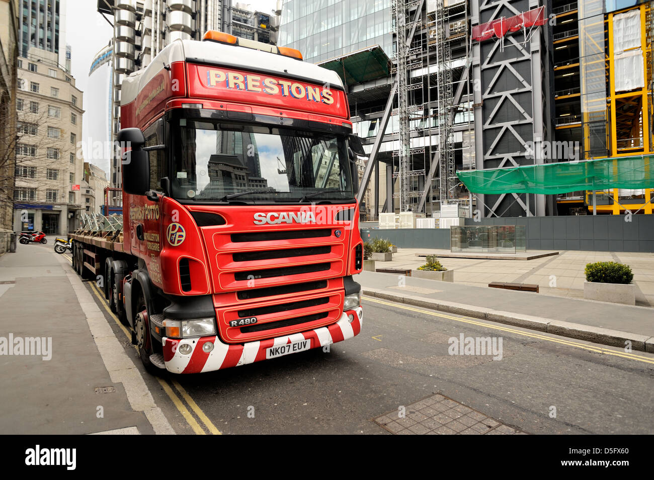 Red lorry, yellow lorry hi-res stock photography and images - Alamy