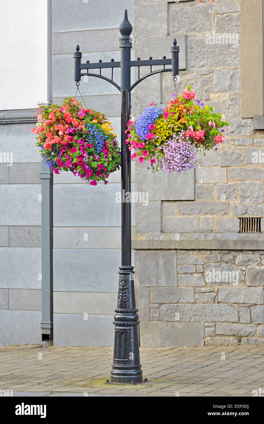 Lamp post hanging basket hi-res stock photography and images - Alamy