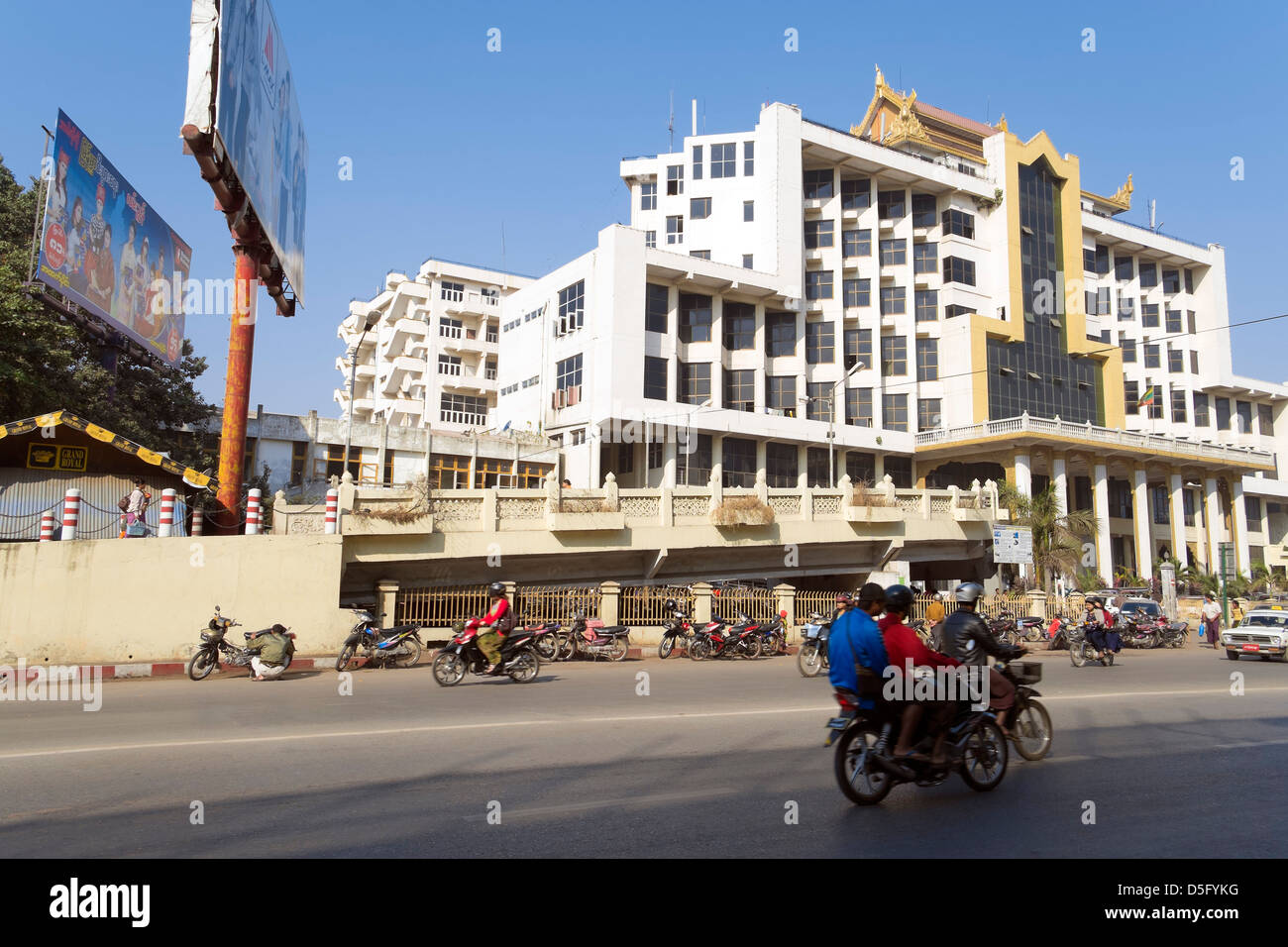 Myanmar burma mandalay street hi-res stock photography and images - Alamy