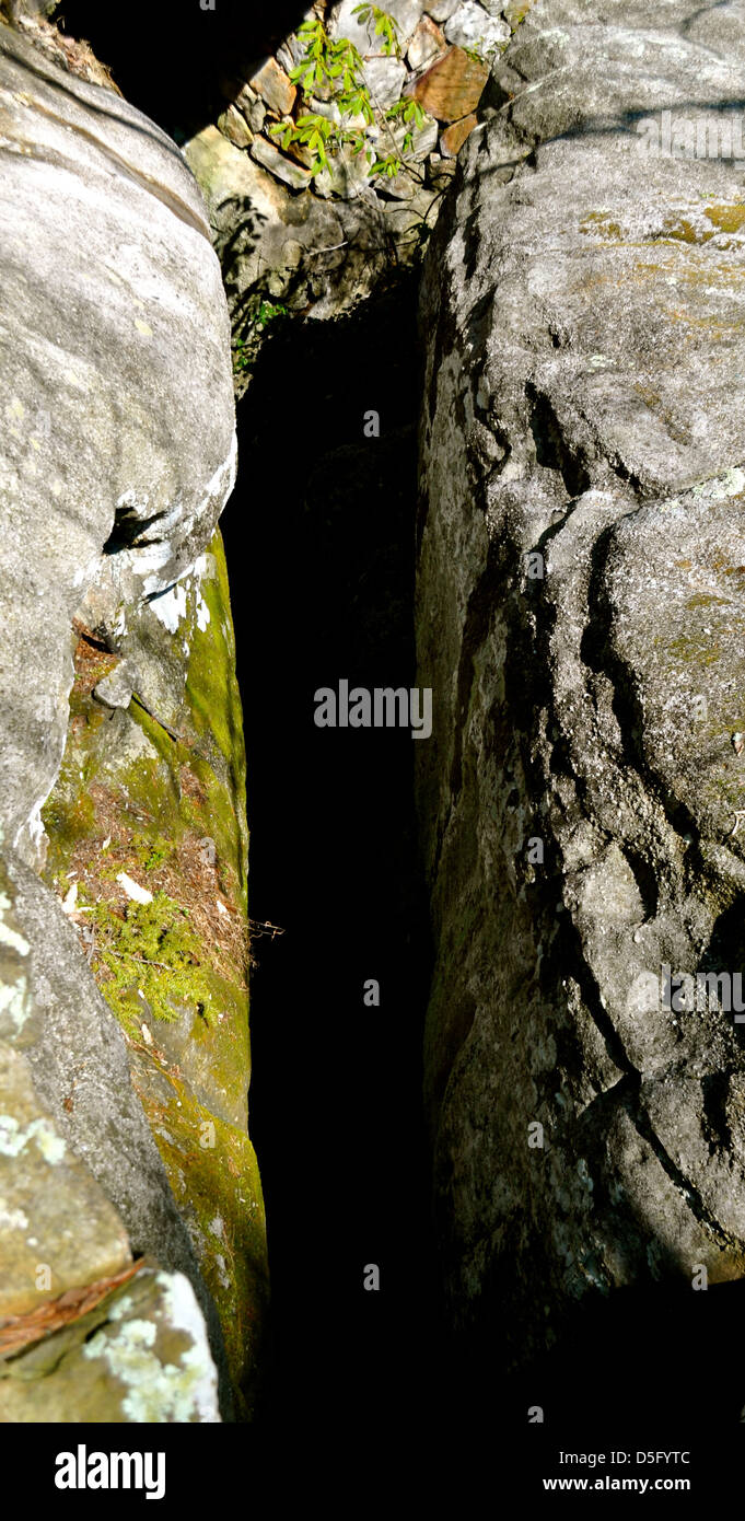 Crevice between two boulders Stock Photo - Alamy
