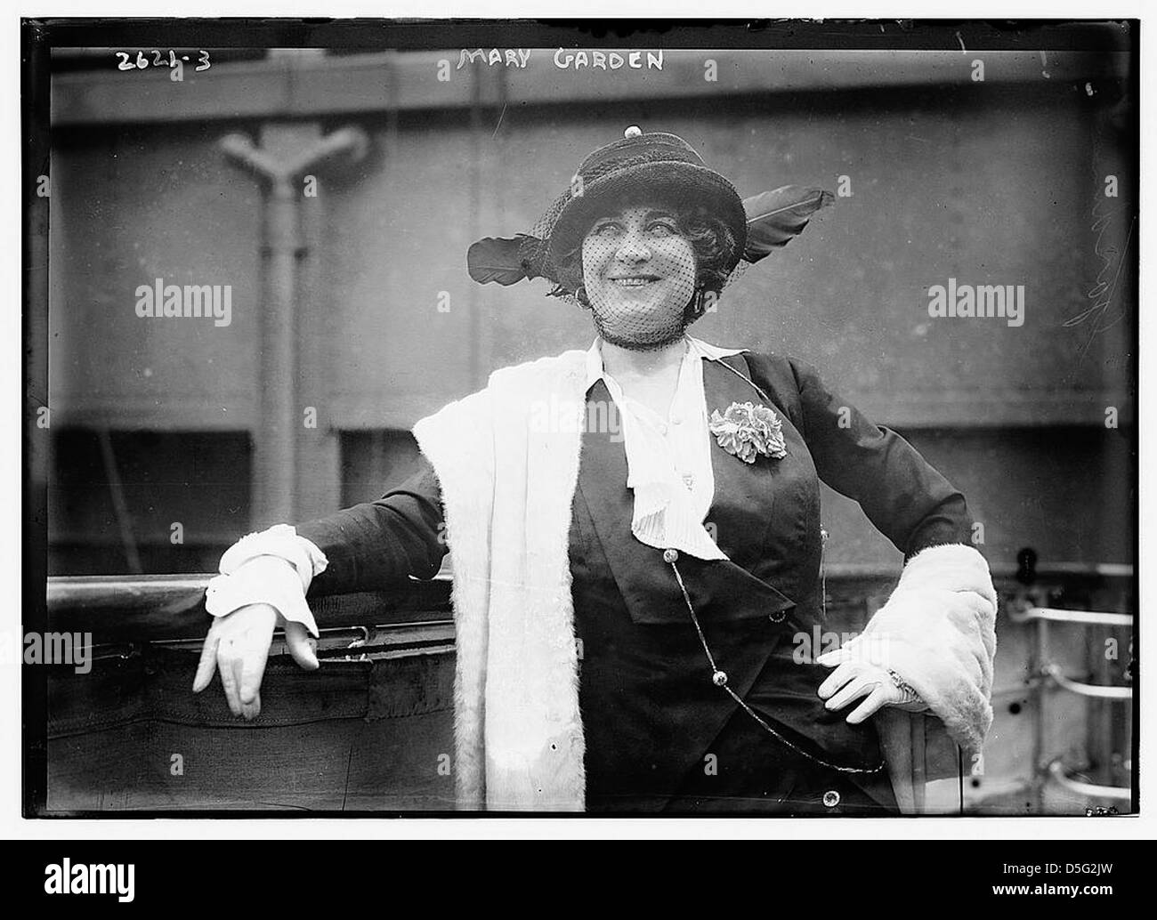 Opera singer singing woman hi-res stock photography and images - Alamy