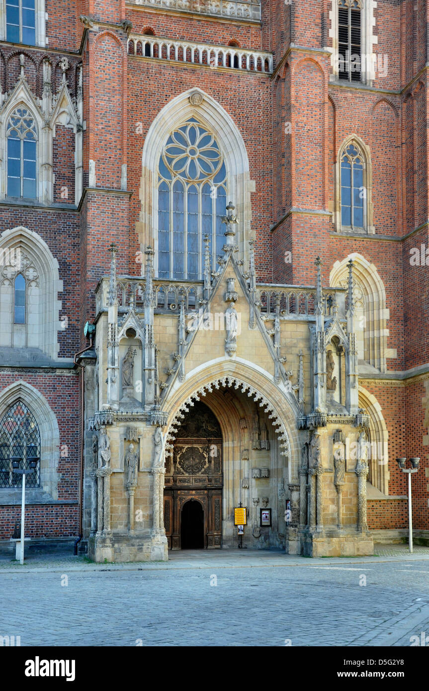 Gothic front portal hi-res stock photography and images - Alamy