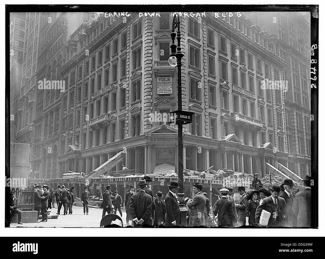 J p morgan building wall street hi-res stock photography and images - Alamy