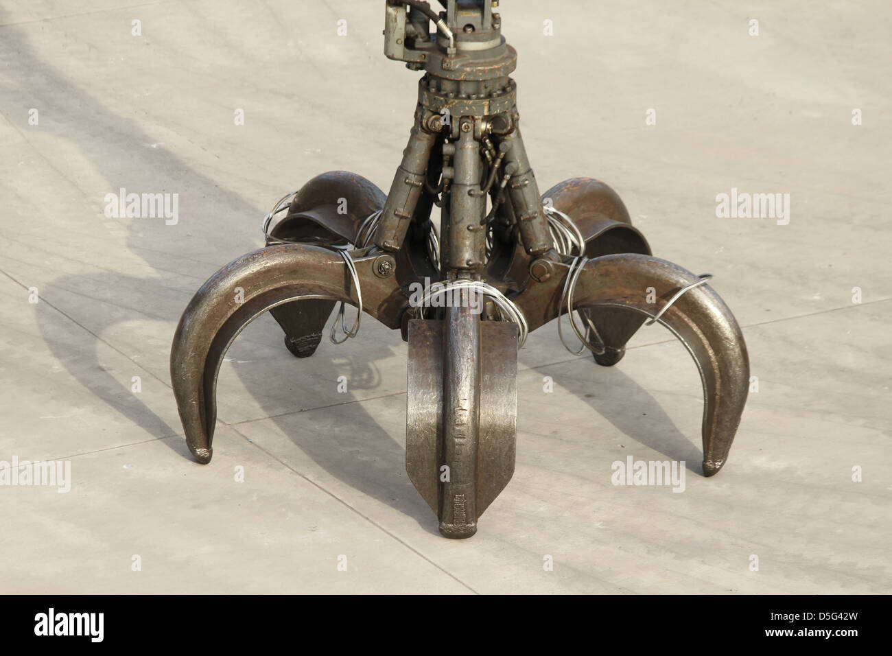 excavator metal claw Stock Photo - Alamy
