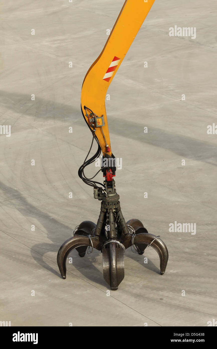 excavator metal claw Stock Photo - Alamy