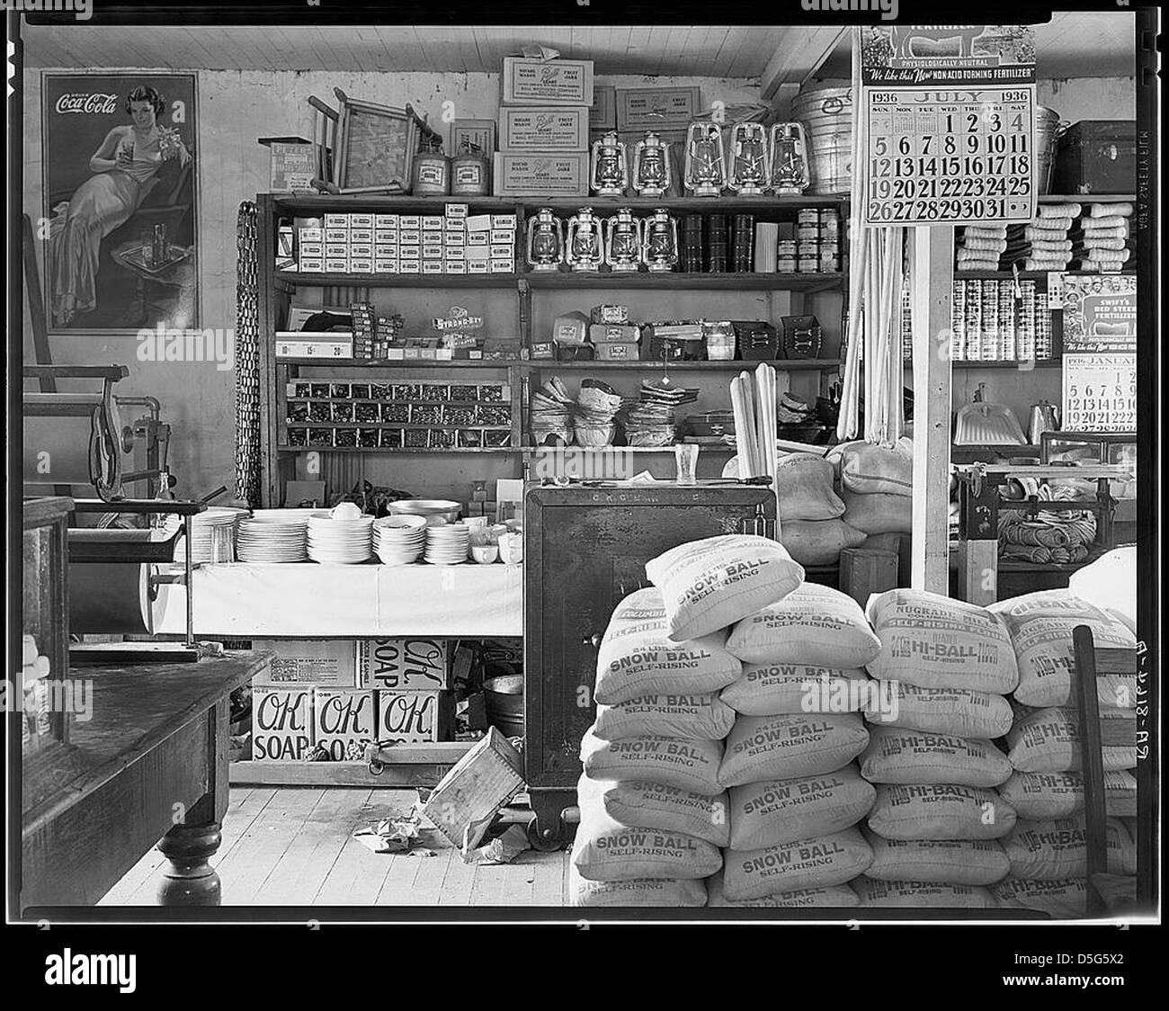 Vintage general store interior hi-res stock photography and images - Alamy
