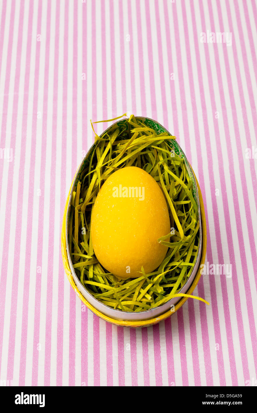 Yellow easter hi-res stock photography and images - Alamy