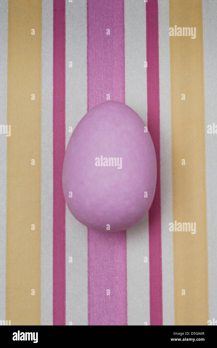 Pink easter egg hi-res stock photography and images - Alamy
