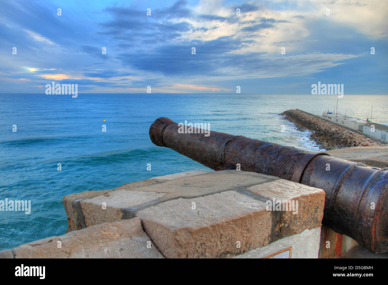 Facing cannon hi-res stock photography and images - Alamy