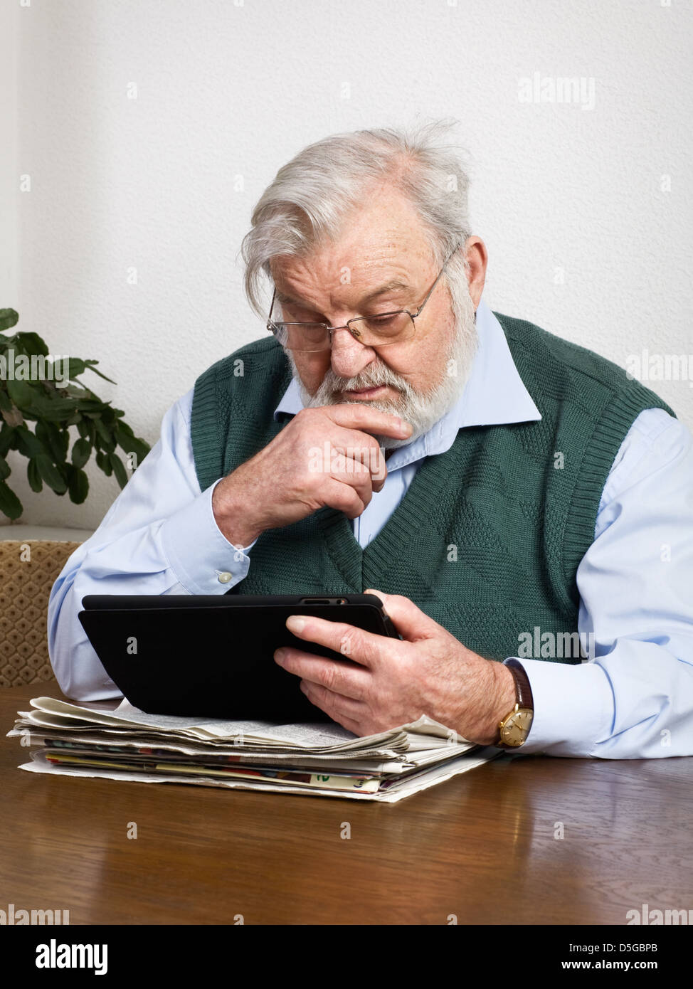 E reader newspaper hi-res stock photography and images - Alamy