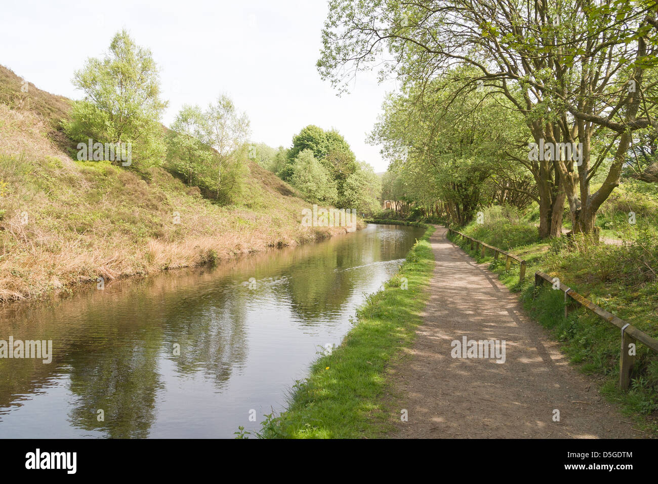 Huddersfield Narrow Canal at Marsden, West Yorkshire, Great Britain ...