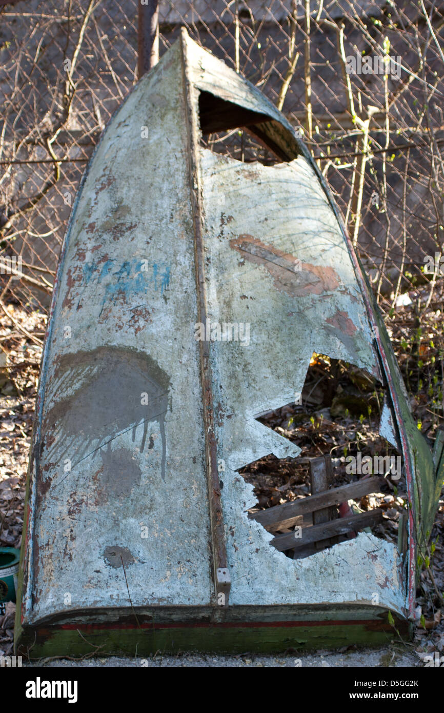 old boat with a broken back is prepared to repair Stock Photo - Alamy