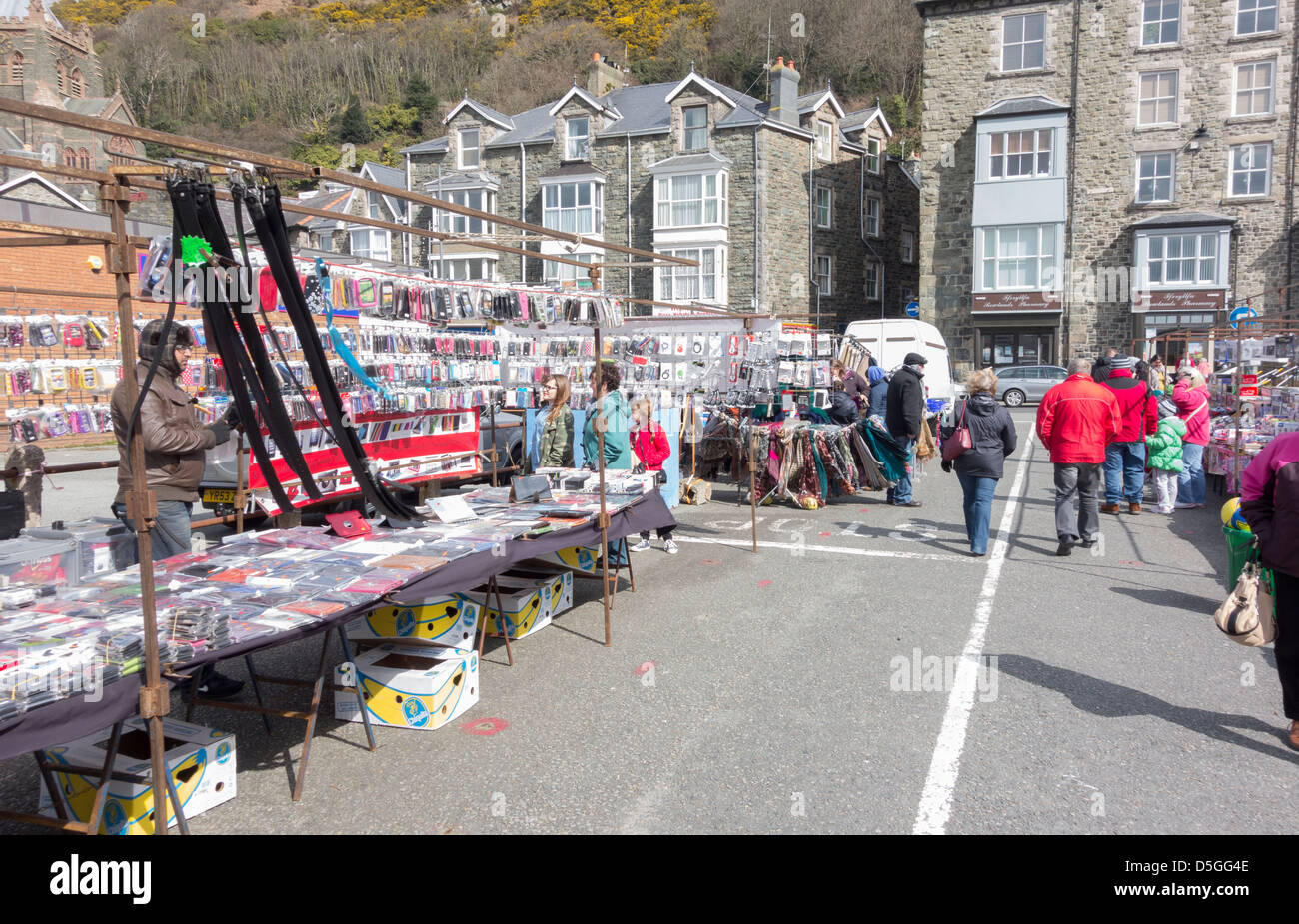 Outdoor market in Barmouth Wales Stock Photo - Alamy