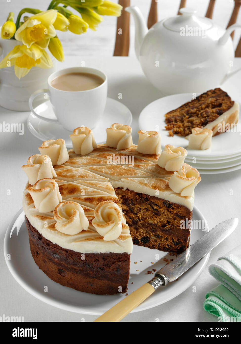 Slice of simnel cake hi-res stock photography and images - Alamy