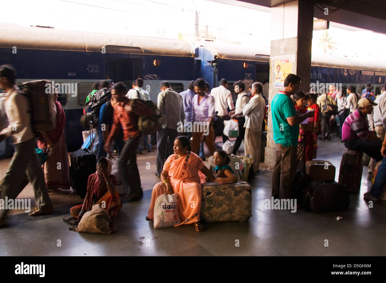 Waiting for a train at Pune Railway Station platform Stock Photo - Alamy