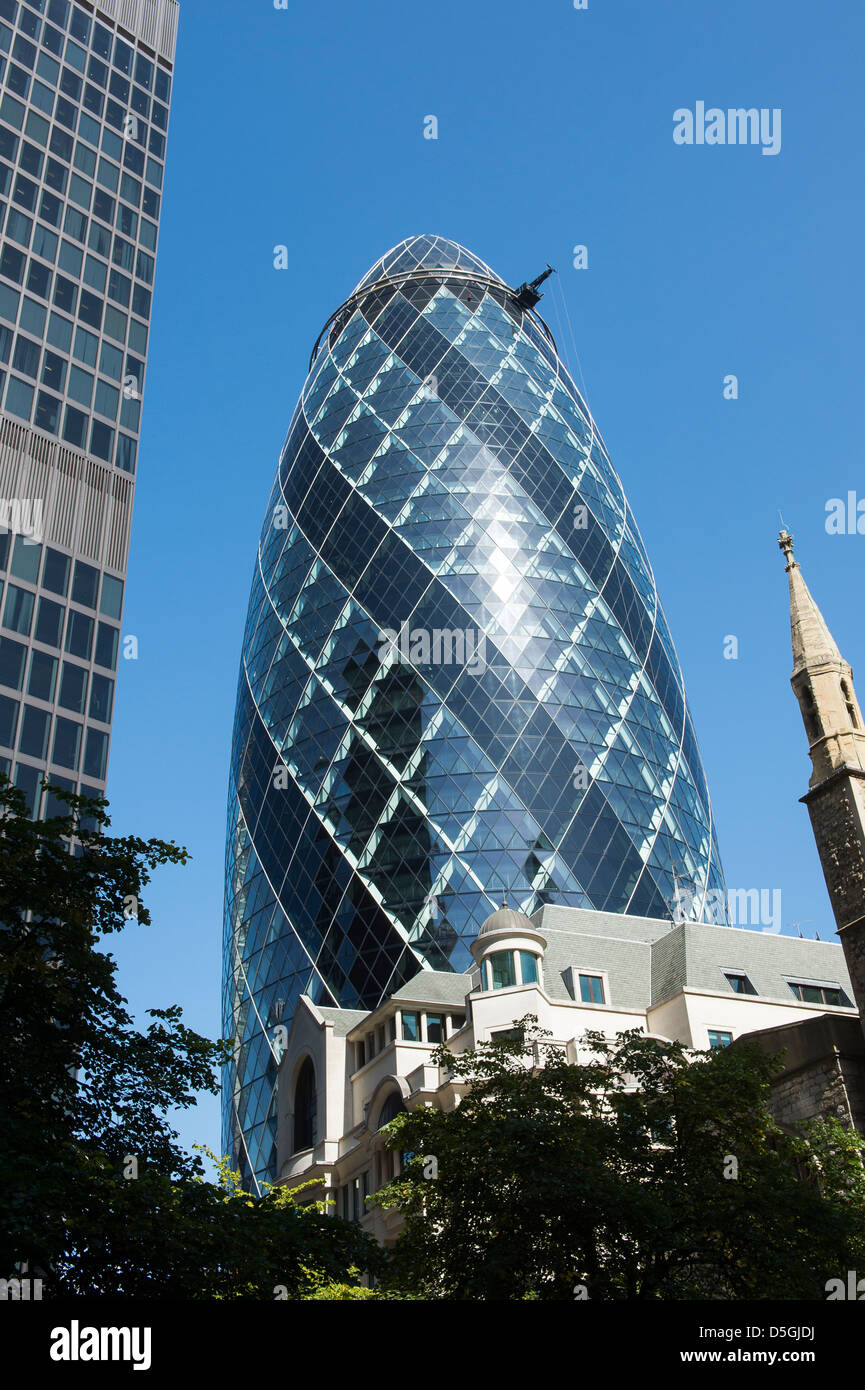 30 St Mary Axe, the gherkin building in the City of London, England ...