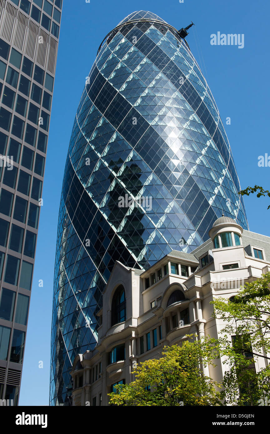 30 St Mary Axe, the gherkin building in the City of London, England ...