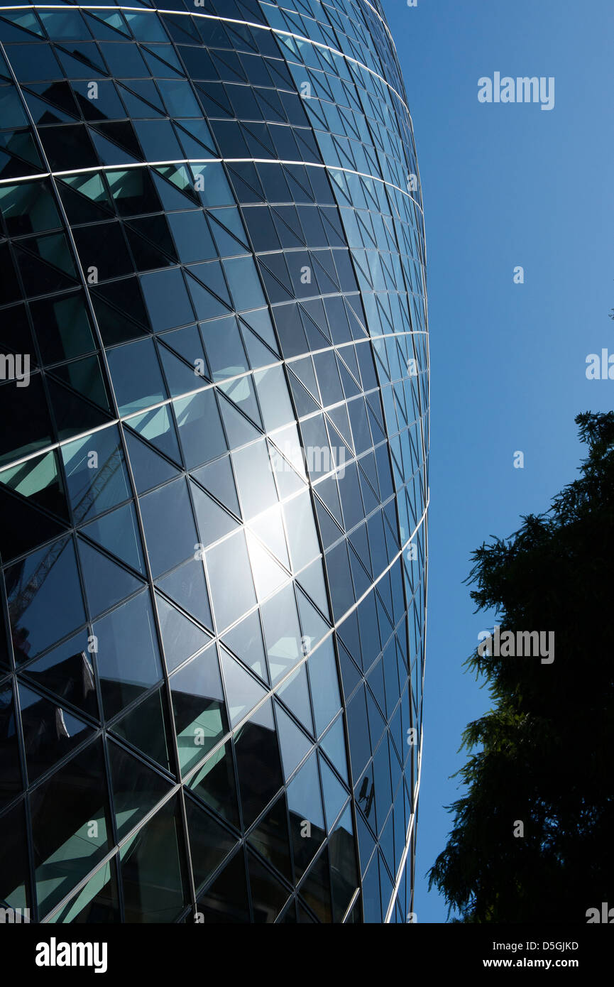 30 St Mary Axe, the gherkin building in the City of London, England ...