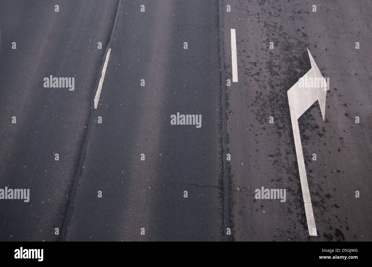 Turn right arrow traffic symbol on street Stock Photo - Alamy