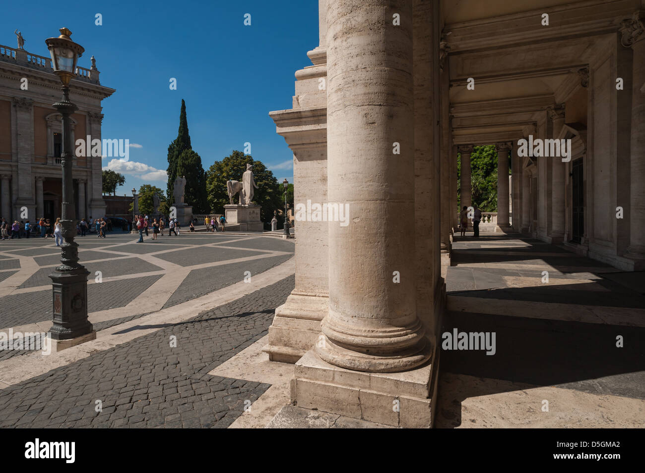 Colonnade statue hi-res stock photography and images - Alamy