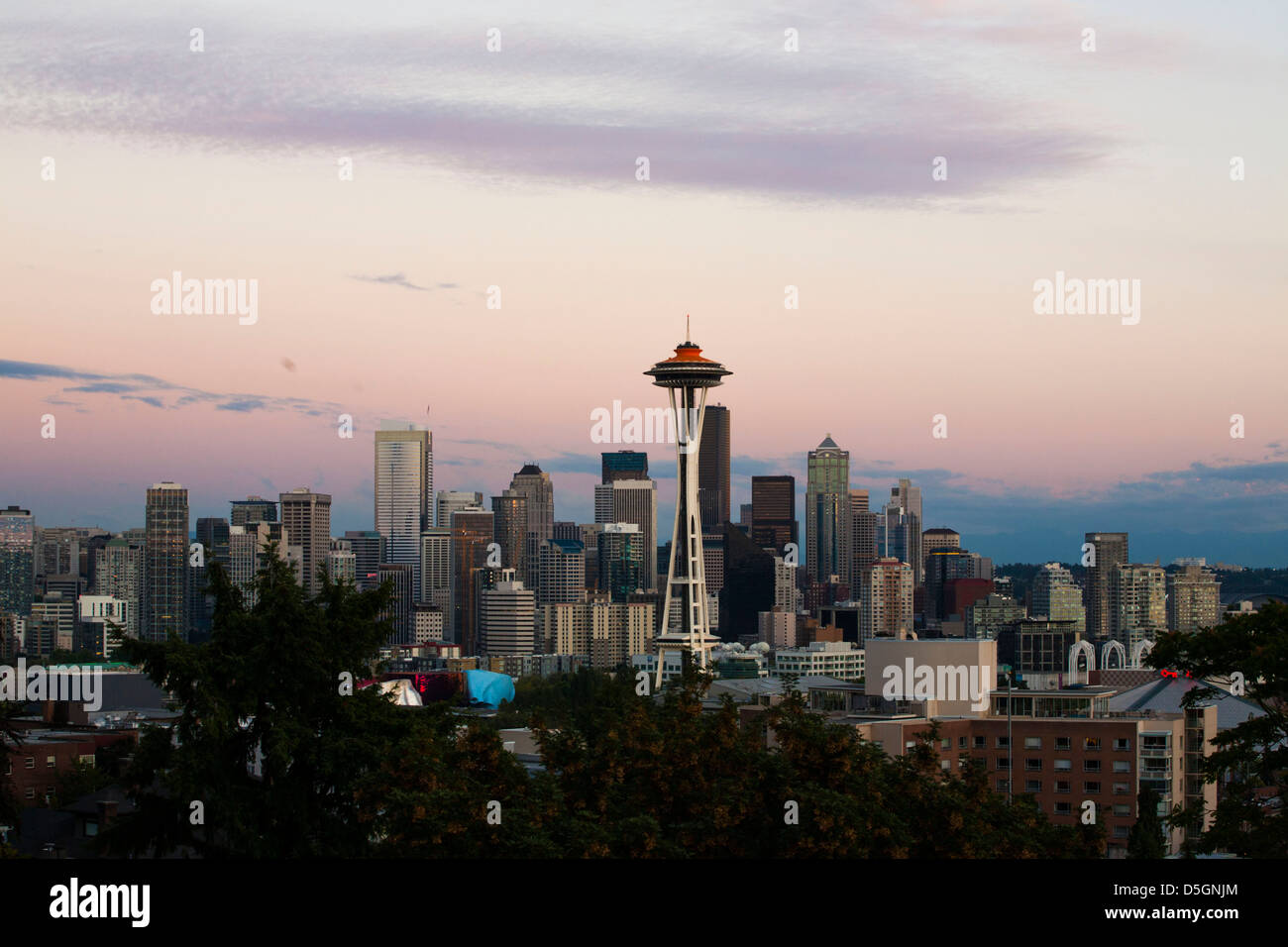 Space needle from kerry park at night hi-res stock photography and ...