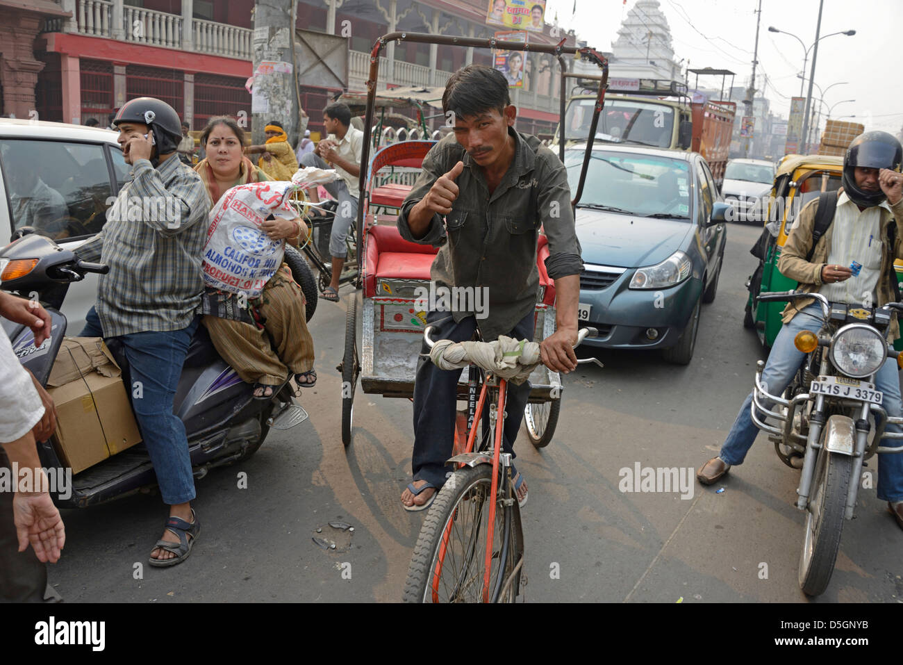 Crossing a traffic-congested street in Chandni Chowk, Old Delhi, India ...