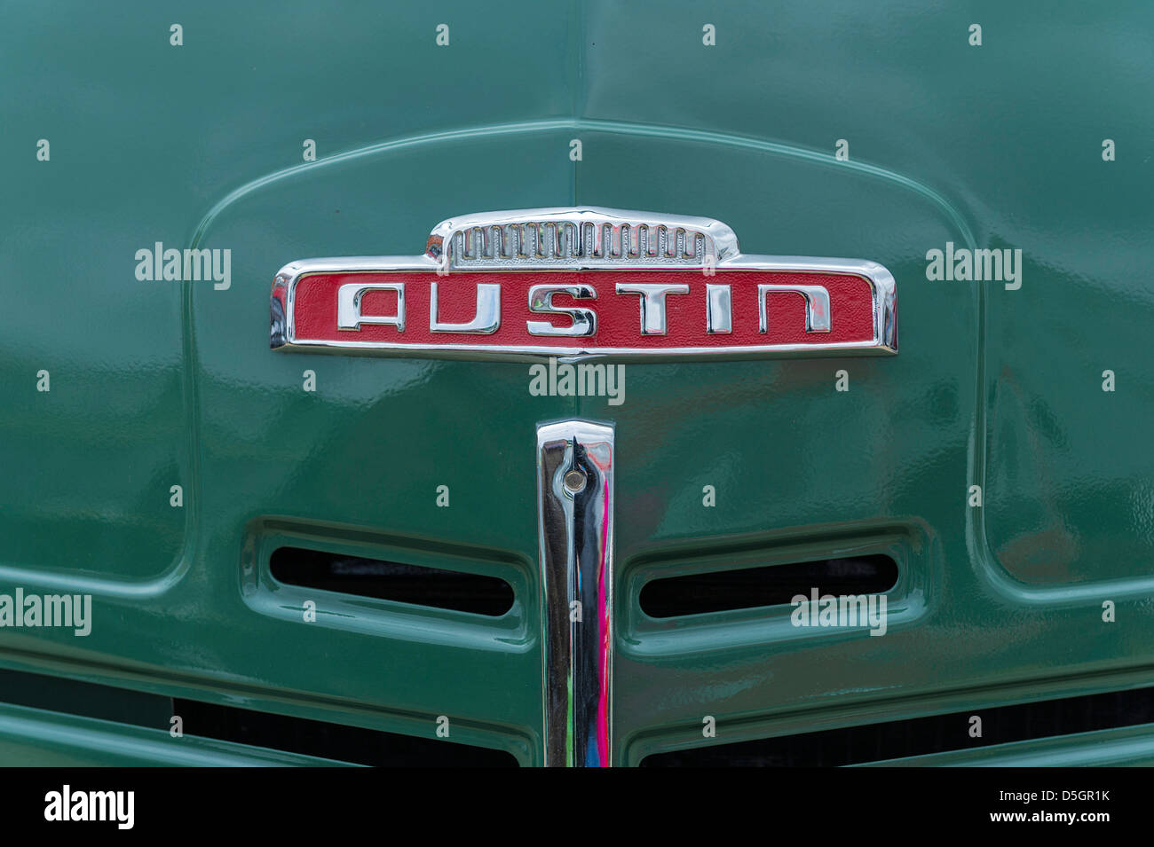 The front of the bonnet of a vintage Austin car Stock Photo - Alamy