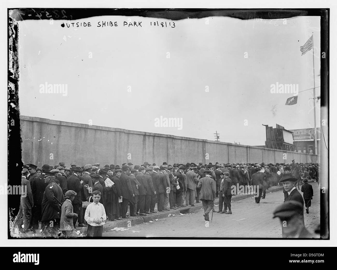 Fans line up for admission to the 1913 World Series outside Shibe Park ...