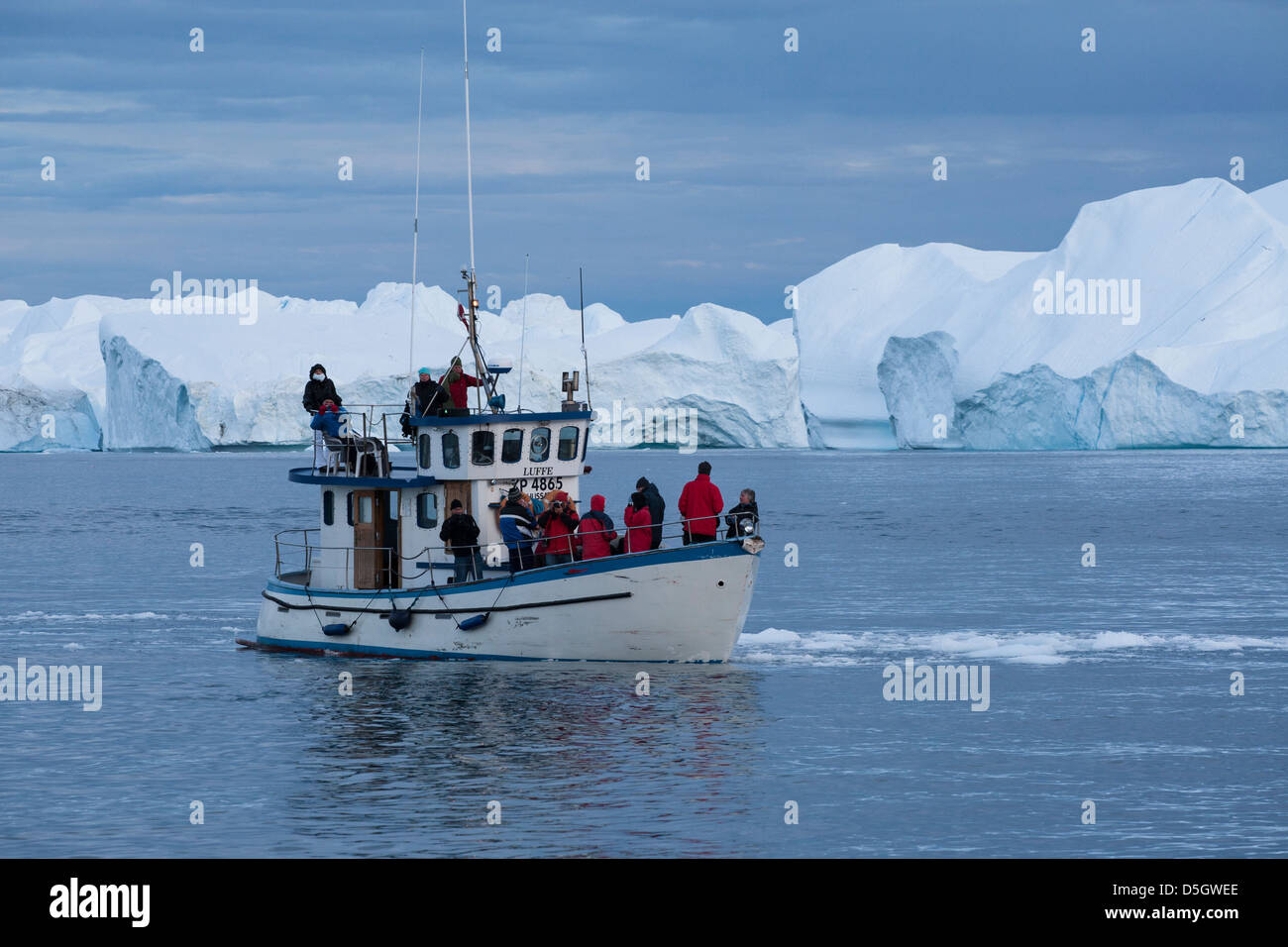 Tour boat on iceberg tour in the evening, Ilulissat (Jakobshavn ...