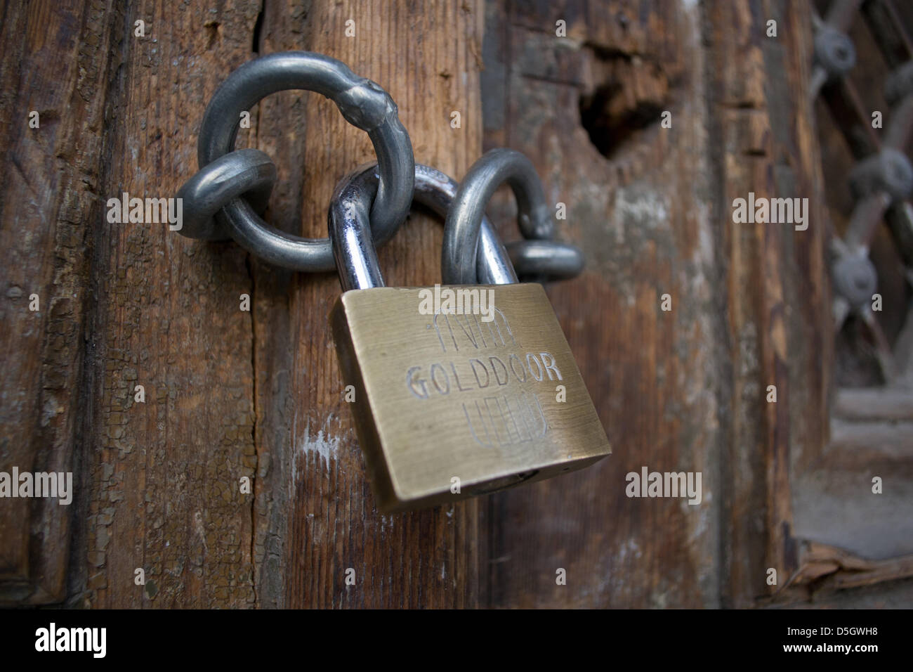 A lock on an old wooden door Stock Photo - Alamy