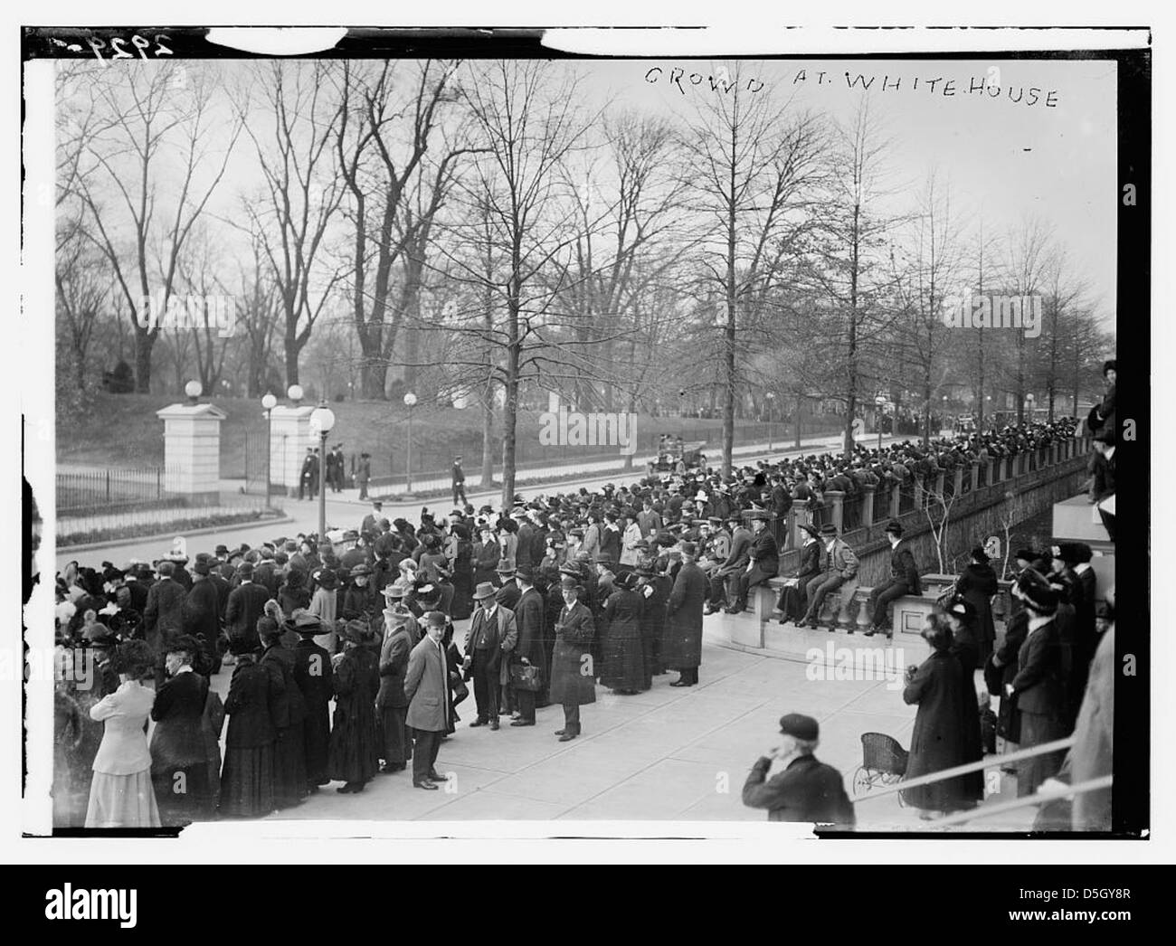Crowd white house hi-res stock photography and images - Alamy