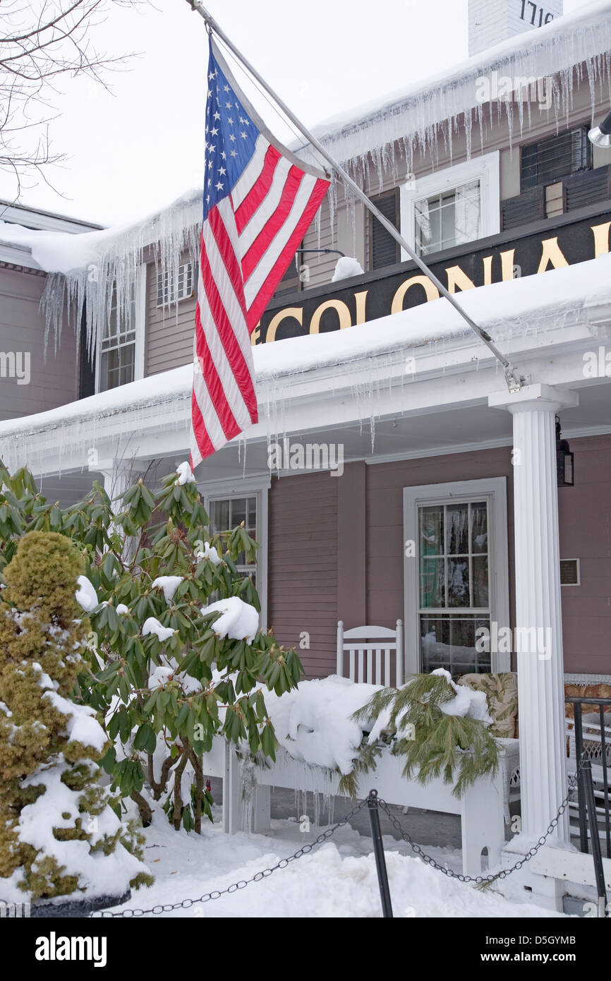 Concord's Colonial Inn and US Flag, Ma., New England, USA, established ...