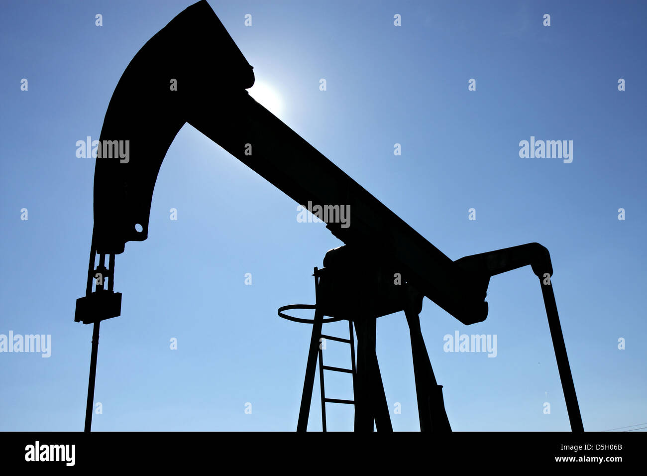 Oil well silhouette hi-res stock photography and images - Alamy