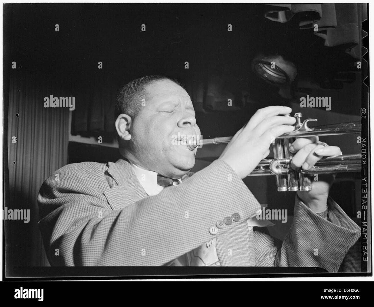 Jazz trumpeter playing on Black and White Stock Photos & Images - Alamy