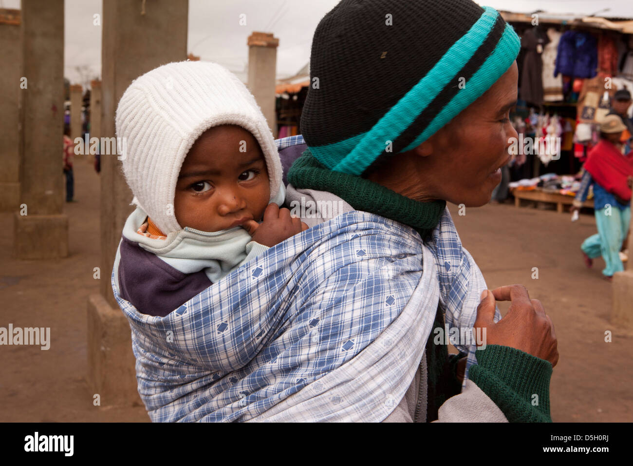 Mother and child of madagascar hi-res stock photography and images - Alamy