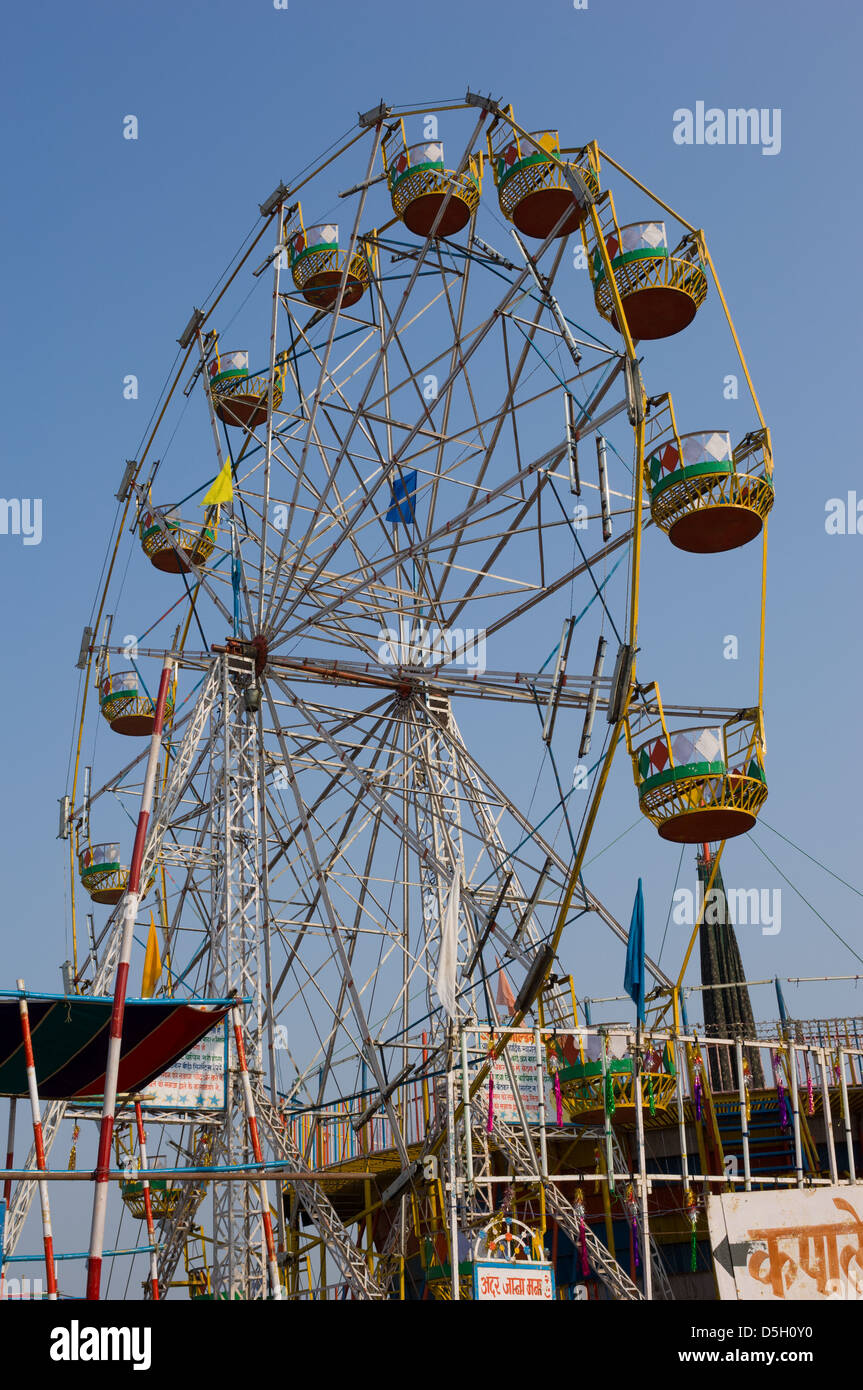 Old fashioned ferris wheel at the fairground at the Pushkar Mela ...
