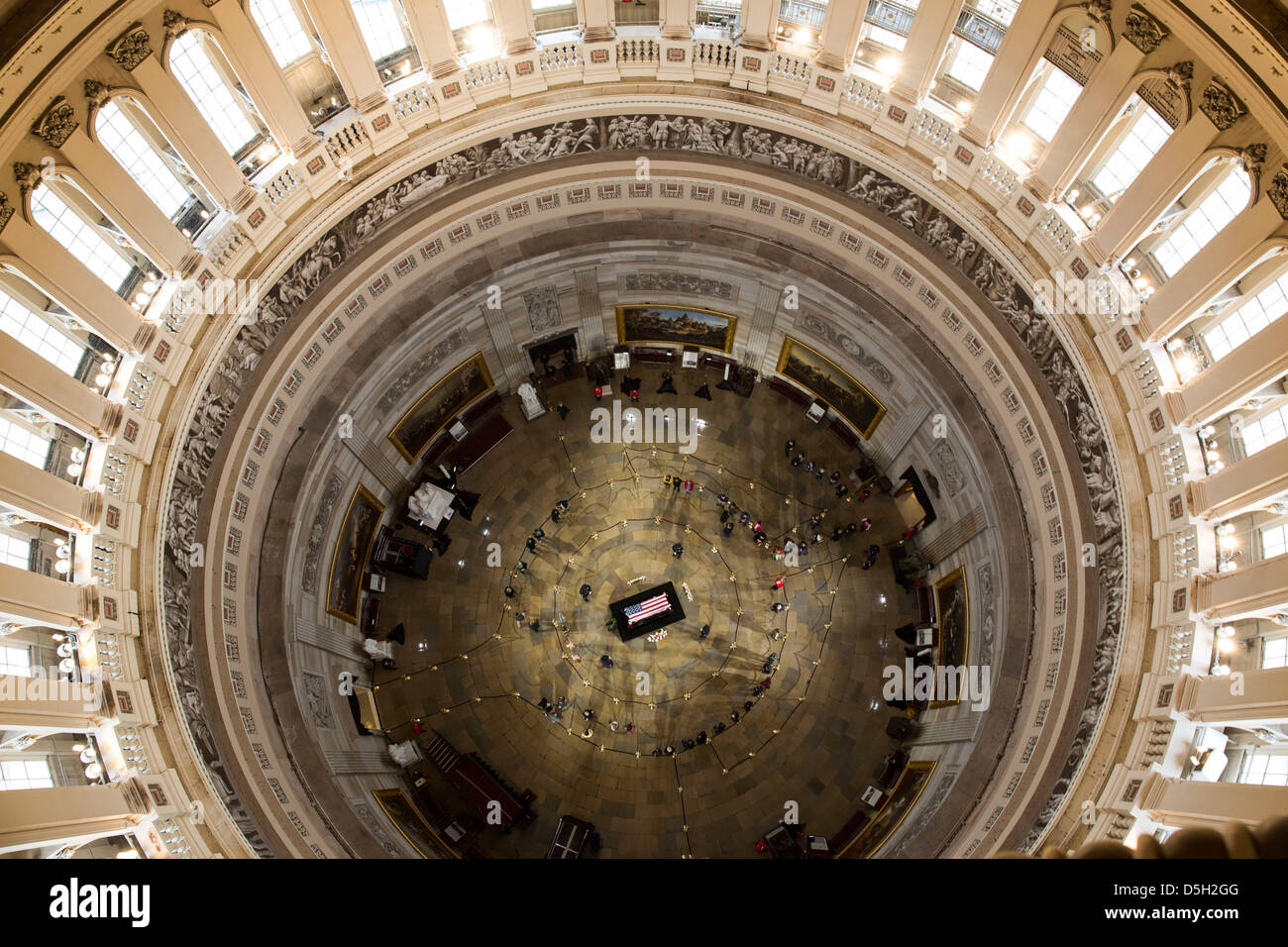 The casket of Senator Daniel Inouye (D-HI) lies in state in the U.S ...