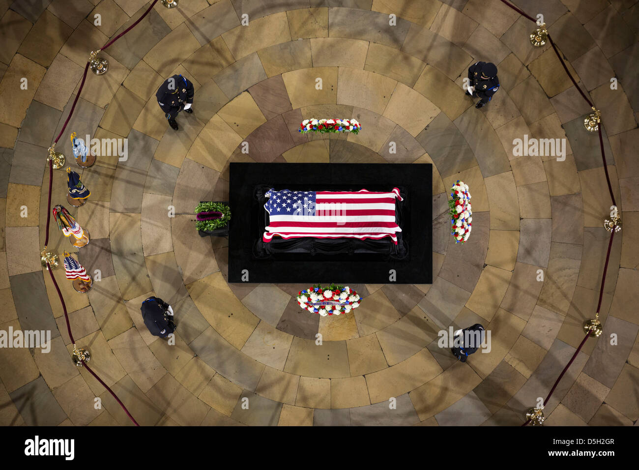 The casket of Senator Daniel Inouye (D-HI) lies in state in the U.S ...