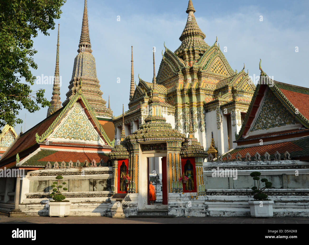 Thailand temple monk architecture hi-res stock photography and images ...