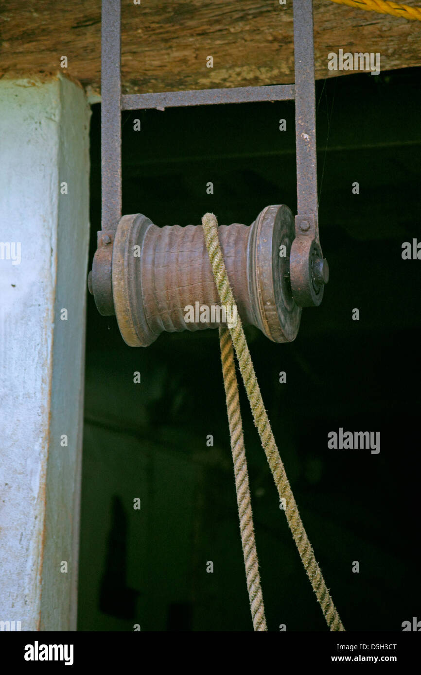 Water well pulley hi-res stock photography and images - Alamy