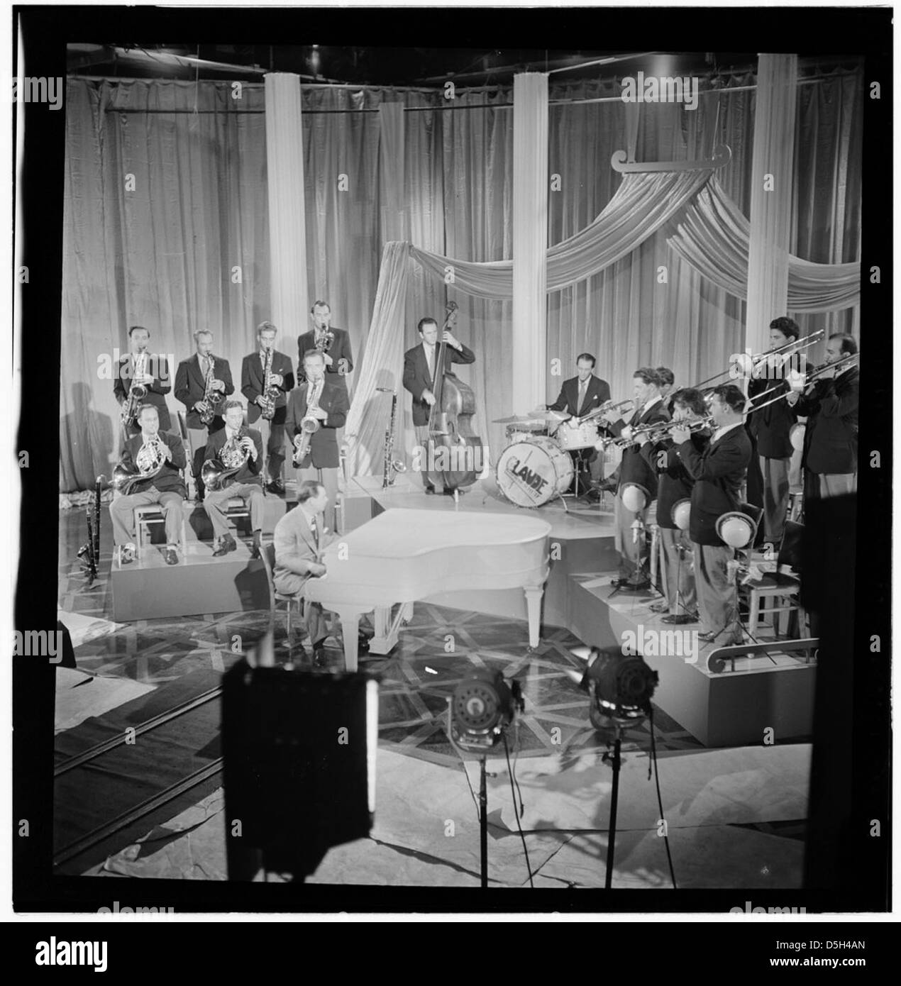 1940s jazz music scene hi-res stock photography and images - Alamy