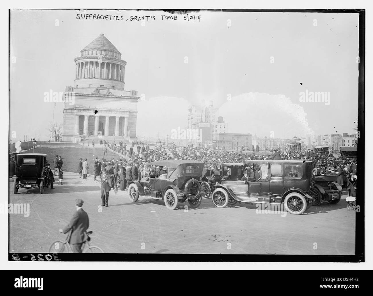 Suffragettes gathered at Grant's Tomb in New York City on May 2, 1914 ...