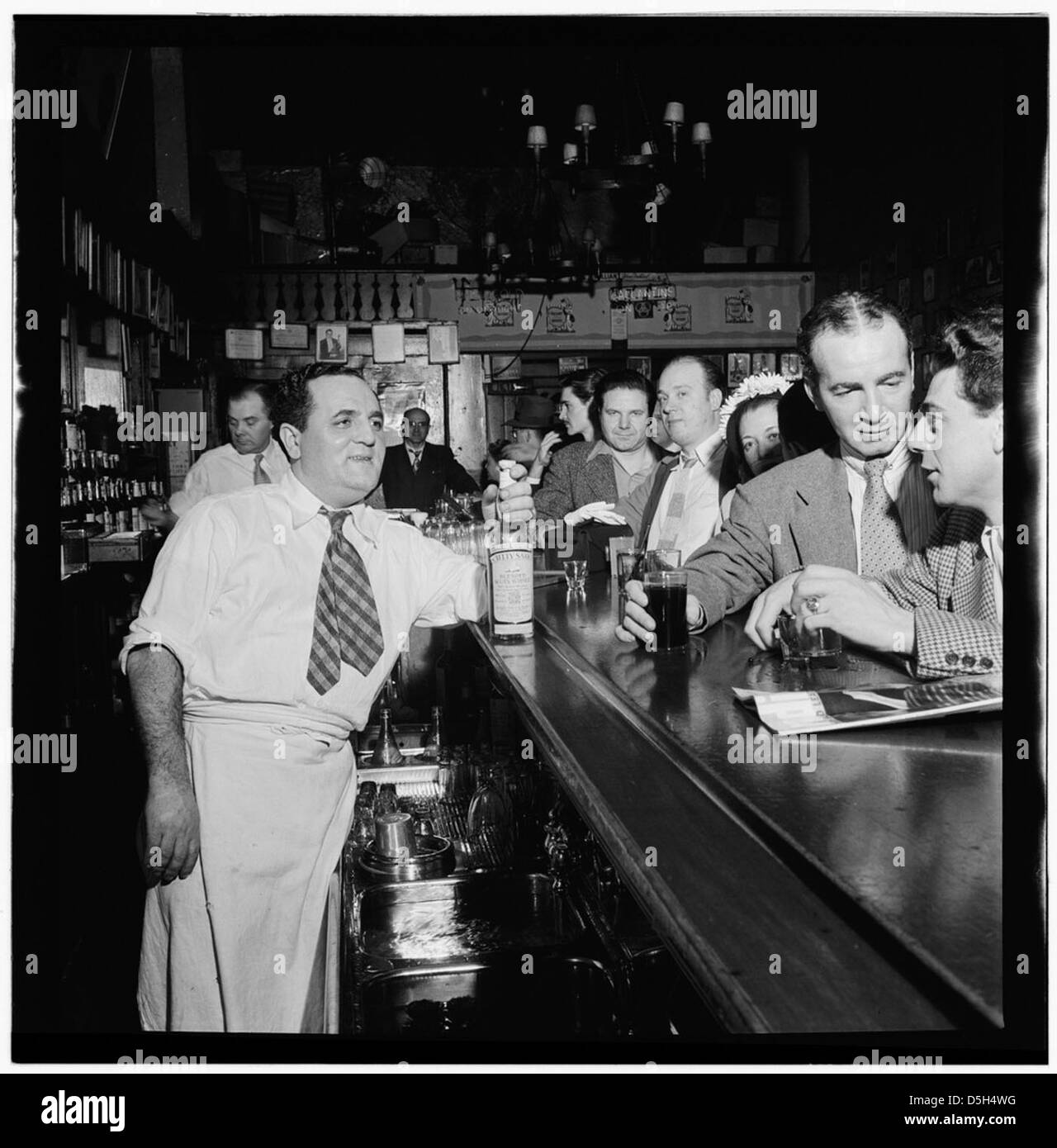 1940s bartender hi-res stock photography and images - Alamy