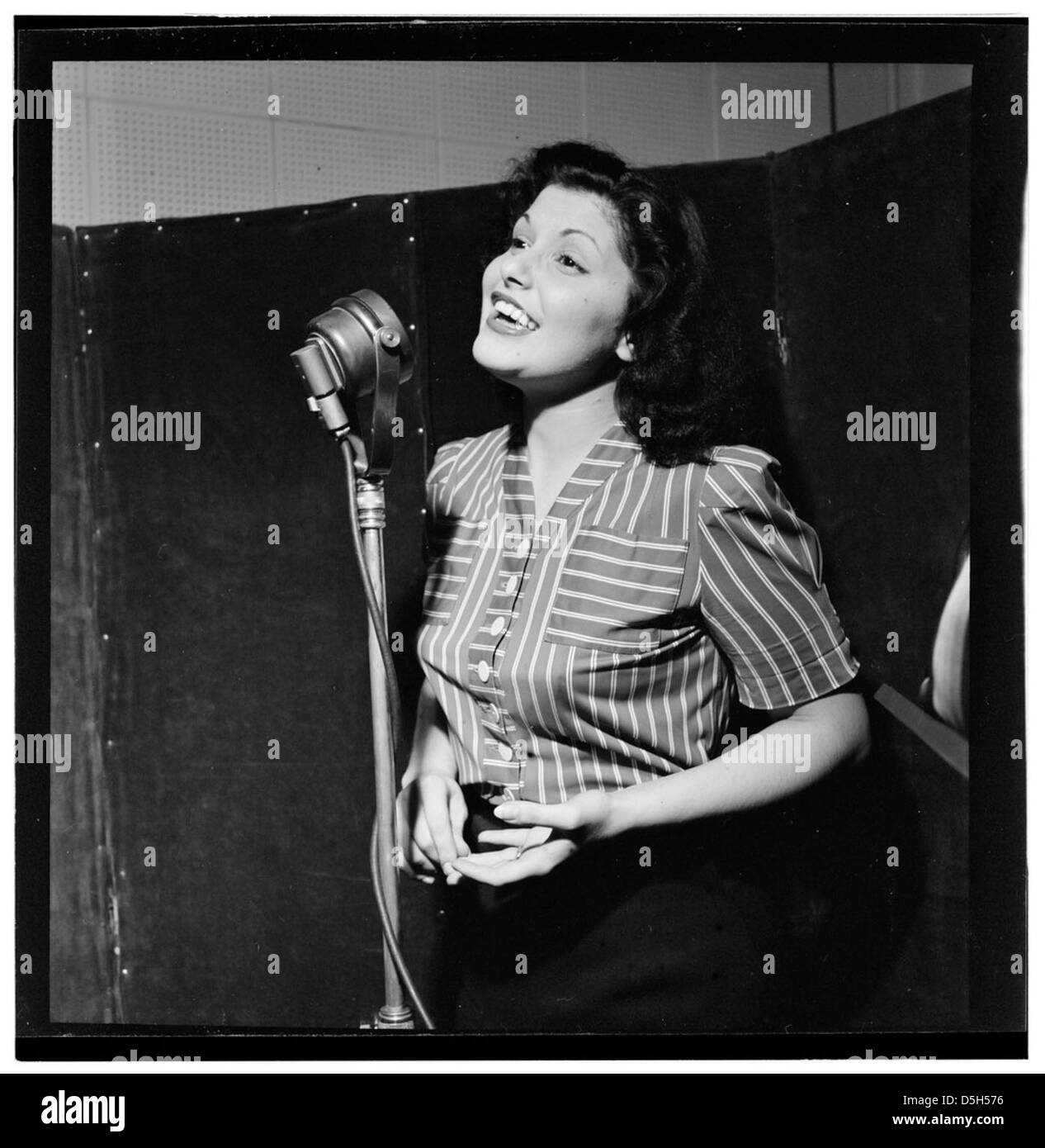 Woman singer singing microphone 1940s hi-res stock photography and ...