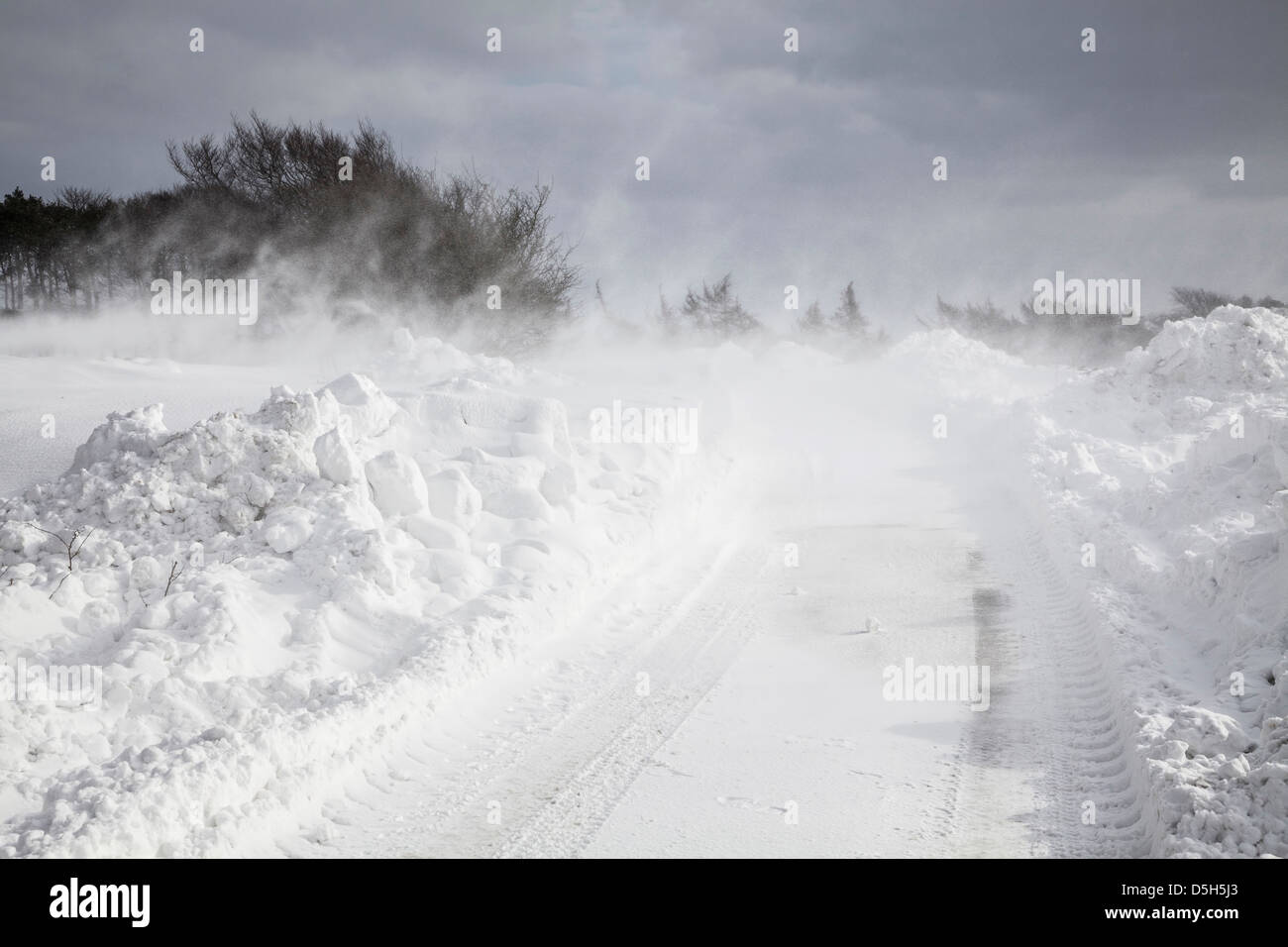 Closed for winter sign hi-res stock photography and images - Alamy